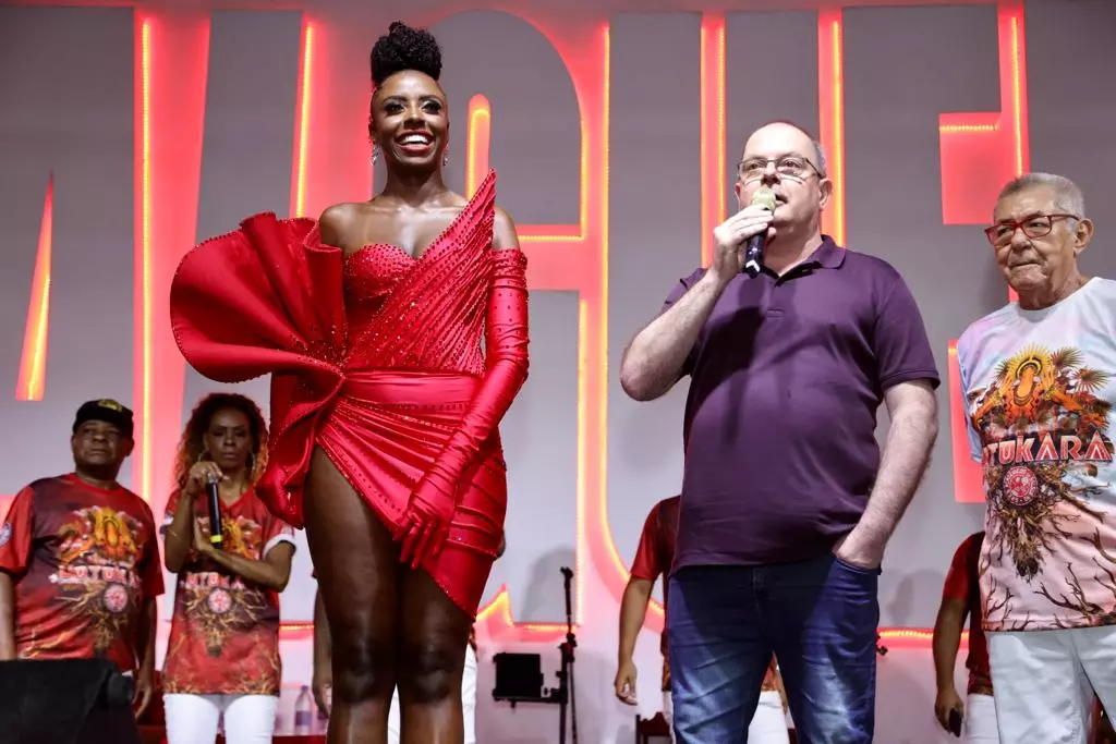 A passista Ana Flávia Barcellos desfilará como musa da vermelha e ...