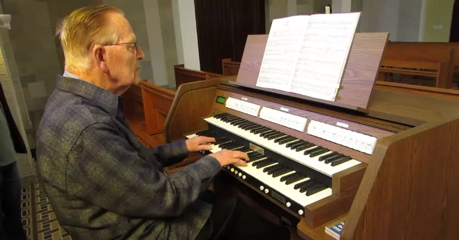 Morre Frei Joel Postma, ícone da música litúrgica no Brasil, aos 95 ...
